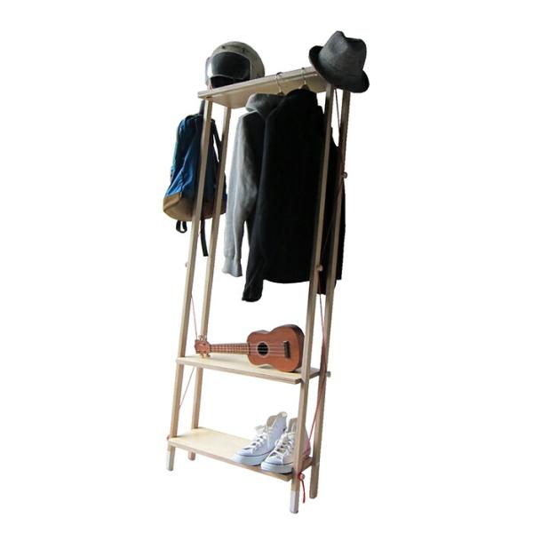商品説明【abode*】LADDER RACK - Tall折畳みできるラックです。上段の棚板にはハンガーが掛かります。中段・下段の棚板には本や雑誌、靴などを収納できます。脚の白い部分はゴム塗料の為、 床や壁を傷つけず滑り止めの効果もありま...