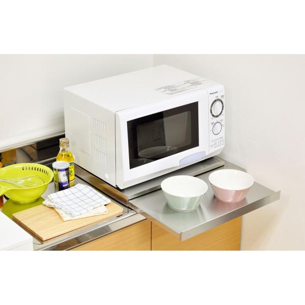 商品説明キッチンが手狭に感じるけど、作業台を置くスペースもないとお悩みの方に！必要な時だけ引き出して使えるキッチンスライドテーブルです。設置方法は家電の下に置くだけ。組み立て不要の完成品なので届いてすぐその便利さを実感できます。材質は、サビ...