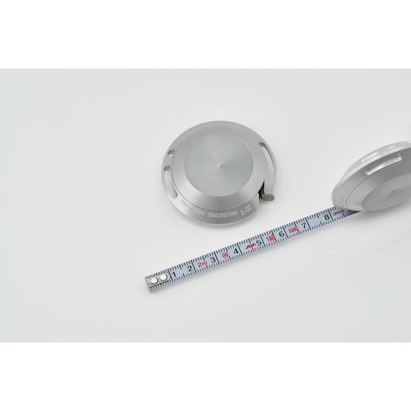 商品説明アルミの塊を削り出して制作された採寸用メージャー手に持った時、指の当たる部分がフィットするように少し凹んでいるのが特徴テープはJIS1級の2ｍを使用の本格派フチ部分の3箇所の孔によって、様々なスタイルの身につけ方が可能移動爪方式（ゼ...