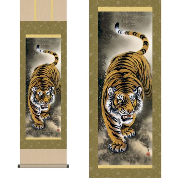 ★古くから厄除開運の名画題とされてきた猛虎の開運掛軸【消災霊石猛虎図】。＊鋭い眼光であらゆる悪災を追い祓うといわれ、古くから厄除開運の名画題とされてきた猛虎。　一日に千里を走ると伝えられる逞しい足でしっかりと大地を踏みしめ、威厳溢れる趣が家...