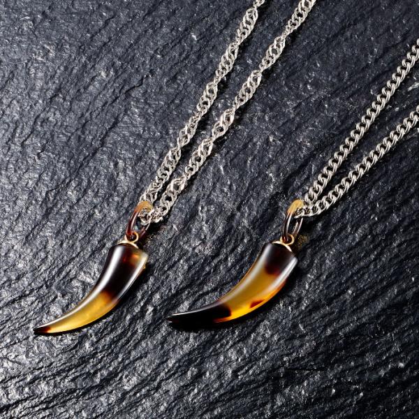 ★男らしい牙をモチーフとした「本べっ甲」と「純チタン磁気ネックレス」が調和した上質な存在感が魅力です。＊本べっ甲 は温かみと、しっとりとした肌触り、独特の艶を持っています。　希少な天然べっ甲をベテランの職人の手で一つ一つ加工したアクセサリー...