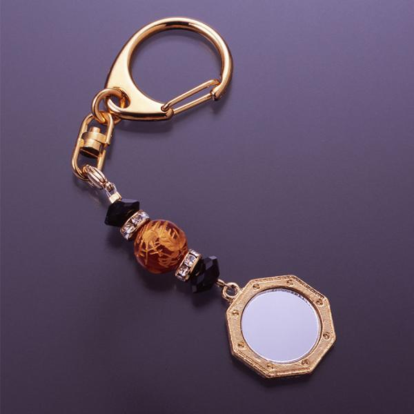 ★縁起の良い八卦鏡と龍のキーホルダー！＊八卦鏡は、吉を集め邪気を跳ね返す風水の道具として使われてきました。＊赤めのうの部分には、神仏の化身、守護神と言われる龍を刻印しています。◇赤めのう：健康運・長寿祈願・自己実現◇オニキス：邪気祓い・潜在...