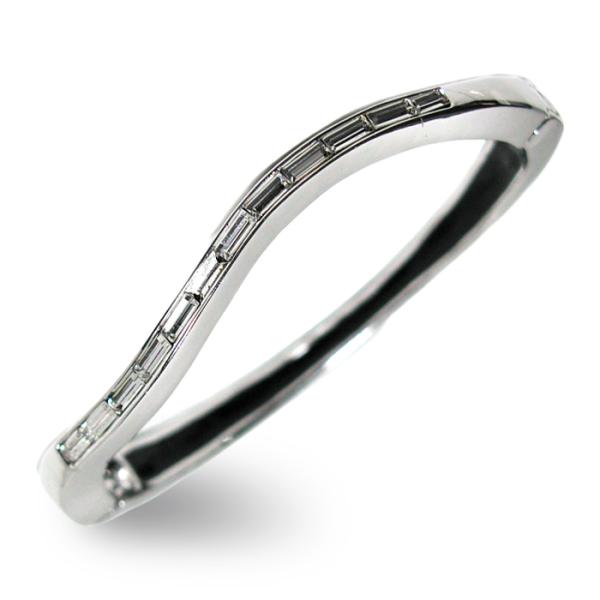 ★おしゃれな健康「ゲルマ・ブレスレット」のご紹介です。＊片面は“ストレート”片面は“ウエーブライン”各々12石のバケッドカットのキュービック・ジルコニアをセット。＊豪華な煌きですが、レール留めで日常の使用にも洋服の繊維などに引っかかる心配は...