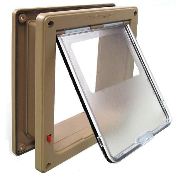 大型猫専用のドア。2wayタイプ（オープン／ロック）取り付けもさほど難しくなく、これさえあればドアの開けっ放しもしなくて済むので省エネにもなります。少々の風では揺れないようにフラップ下部にマグネットを取り付け常に垂直を保つ構造です。