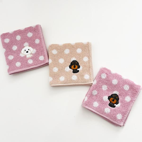 わんちゃんの幸せが、あなたの幸せになる場所。ペット雑貨のお店ThreeB。一緒に過ごす時間をもっと素敵にする、とっておきのアイテムを探しにきてください。普段使いにもプレゼントにも最適な大きさです。水玉タオルの色もベージュとピンクの2種類あります。