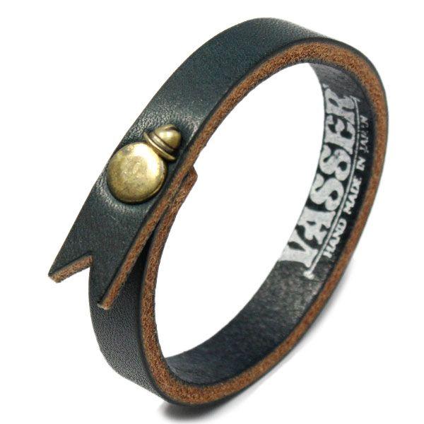 正規取扱店 THREE WOOD。"Hat Boy Leather Bracelet"スナップ部分にオリジナルのハット型スタッズを被せてレザーの先端を蝶ネクタイをイメージした形にカット。 程良い厚さでハリのあるオイルドレザーを切り出し、金具...