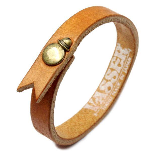 正規取扱店 THREE WOOD。"Hat Boy Leather Bracelet"スナップ部分にオリジナルのハット型スタッズを被せてレザーの先端を蝶ネクタイをイメージした形にカット。 程良い厚さでハリのあるオイルドレザーを切り出し、金具...