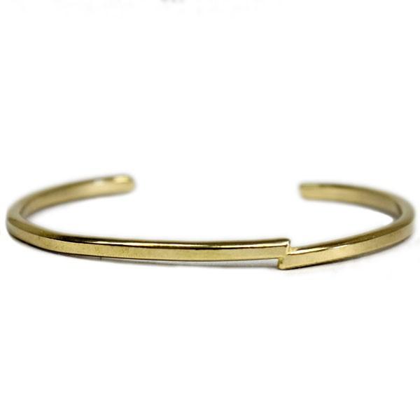 素材：BRASSサイズ：最大内径約58mm x バングル最大幅約4.5mm x 厚さ約2.5mm"Thunder Bangle"稲妻モチーフの細身でシンプルなバングル稲妻部分を中心からずらすことにより躍動感を演出交互の向きに重ねづけもおすすめ