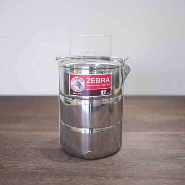 ゼブラ社のフードキャリアーです。お弁当箱としてはもちろん、ステンレス製なのでそのまま火にかけて調理ができます。油汚れも落ちやすく、色移りの心配もありません。いろいろなシーンでご使用いただけます。素　材：ステンレス（SUS304）サイズ： φ...