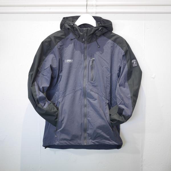 アウトドアコレクションに新たに加わったFremontは、衣服の主要部分に透湿性、ストレッチ性に優れた生地をフードと繊維自体に撥水コーティングがされたハイドロフォビックと言うコットンを組み合わせることで快適な着用感を実現しました。ボディ部に化...