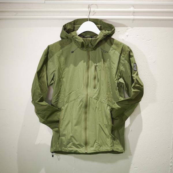 アウトドアコレクションに新たに加わったFremontは、衣服の主要部分に透湿性、ストレッチ性に優れた生地をフードと繊維自体に撥水コーティングがされたハイドロフォビックと言うコットンを組み合わせることで快適な着用感を実現しました。ボディ部に化...