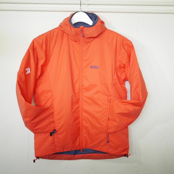 シート状に加工されたダウンのジャケットです。キルティングがないため、すっきりしたデザインに仕上がりました。裏地はプリマロフトが使用されており、断熱性能を保ちながら、対応調節を行うことができるため、雨や雪の影響を受けにくくなっています。収納袋...