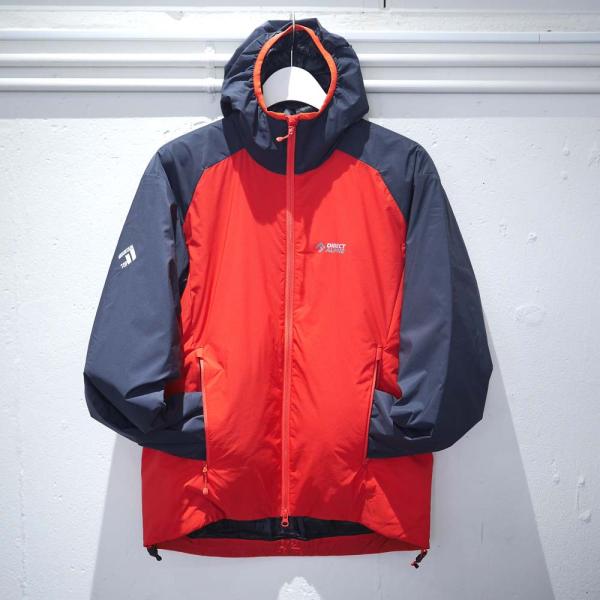 シート状に加工されたダウンのジャケットです。キルティングがないため、すっきりしたデザインに仕上がりました。裏地はプリマロフトが使用されており、断熱性能を保ちながら、対応調節を行うことができるため、雨や雪の影響を受けにくくなっています。収納袋...