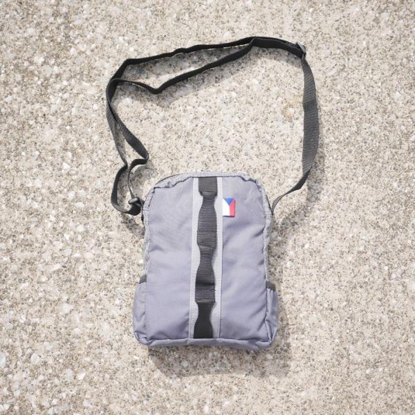 ドルディの定番であるSTONEをポーチに落とし込んだモデル。サイドポケットもあり使い勝手も抜群です。貴重品だけを入れて、身軽に動けるこのようななバッグが１つあると便利です。SPEC素材 ： ポリエステル70%/ナイロン（コーデュラ）30%サ...