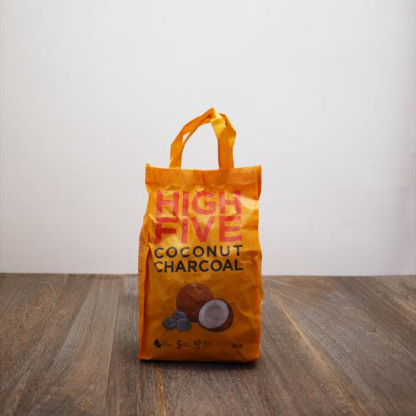 燃焼性と火付き良さ、灰の少なさが特徴で、とても使い勝手の良い炭です。スリランカの不要なヤシの実の殻を原料にしており、森林減少や二酸化炭素排出という環境問題に貢献するエコ燃料で、5時間ほどの燃焼が可能(FORCE technology より)...