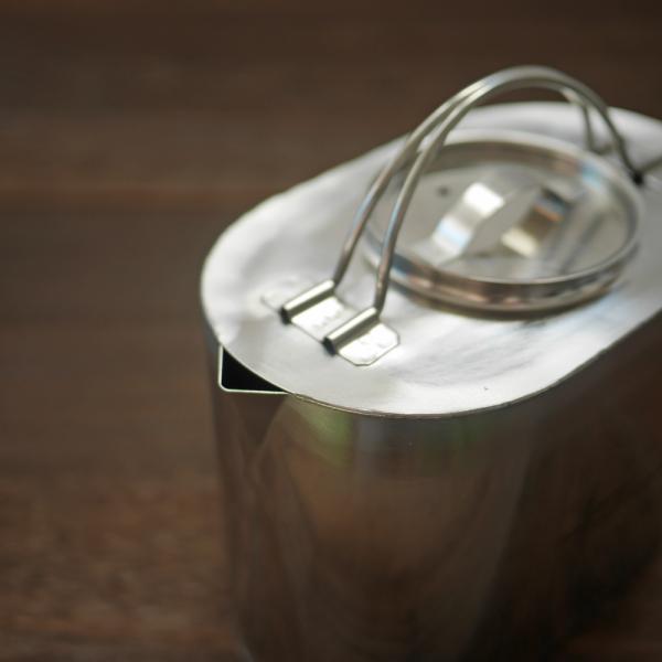 フタがしっかりと閉まる、密閉性の高いケトルです。注ぎ口が小さく、細〜くお湯を注ぐことができるので、コーヒーのドリップも上手にできます。フタがしっかり閉まるため、使用時にフタが落ちるといったストレスもありません。ステンレス製のため軽く、持ち運...