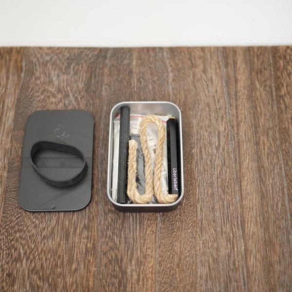 フェロロッド（着火剤）、ワックス混の麻紐（燃料）、木製ティピ（燃料）が1つの缶に集約。バックパックや車内、ポーチなどにEDC(Every Dat Carry)として忍ばせておいて下さい。内容物Hexa Minimal | 着火剤（厚さ 約1...