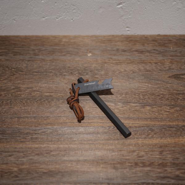 【こだわりのキャンプギア】Uberleben独自の六角形のフェロセリウム ロッドは,6つの平らな側面を持ちます。より多くの表面接触により多くの火花を飛ばすことができます。両側に約8mmの直接ストライカーコンタクト 。水や湿気に強く濡れても使...