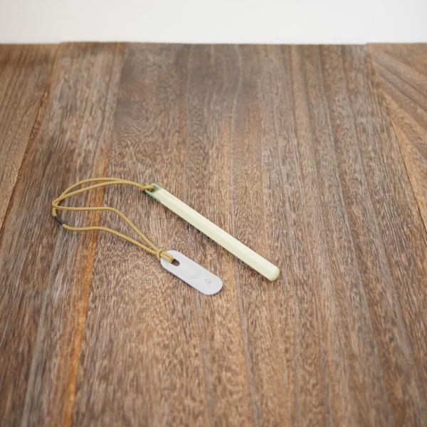 【洗練されたファイヤースターター】フラットプロファイルデザイン。特許出願中の六角形のフェロセリウム ロッド。フラットな側面により、1回の着火面積が広くなり、標準的な丸棒に比べて約6倍の火花を発生が可能。高度や天候、濡れた状態などに左右されず...