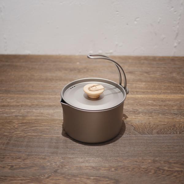 お手入れしやすいチタン製のポットです。ハンドル部分は取りはずすことができるので、付属のオイルドワックスキャンバスの収納袋にコンパクトに収納できて持ち運びに便利です。重量：約210g直径：約13cm高さ：8cm容量：1.1L素材：チタニウム