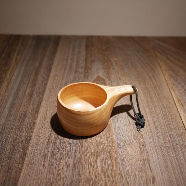 たっぷりとした容量を誇るロアククサは、標準的なククサよりも 50%大きく354ml（12oz） 。堅固な広葉樹の塊から作られているのでクオリティも気にせず使ってもらえます。ハンドルにはネイティブな模様が彫られており、またパラコードとアルミ製...