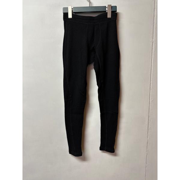 「MOB WOOL」を使用したウインターシーズン向けベースレイヤーパンツ。臀部や大腿部など、筋量が多く、動きの中で形状変化の大きな部分においても皮膚面にしっかりとフィットしながら動きを妨げないストレッチ性と立体裁断です。メリノウール89%と...