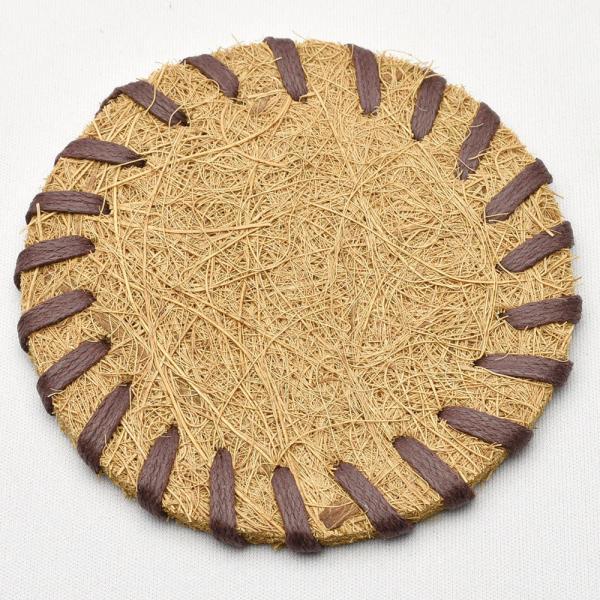 シュロの木の繊維を使ったナチュラルで個性的な茶托。