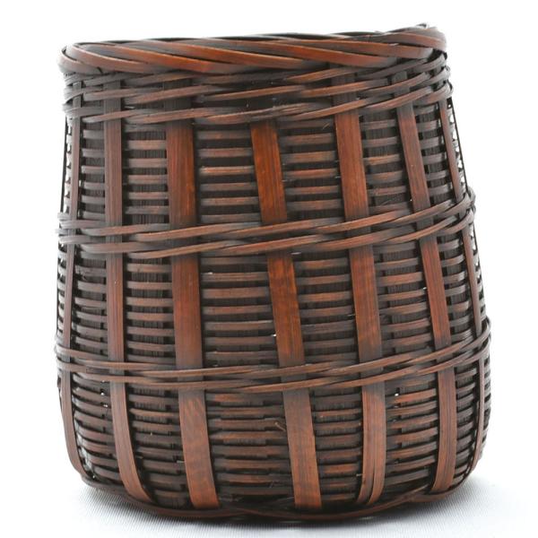 竹を編み漆をかけた茶道具を立てる工芸品の筒です。