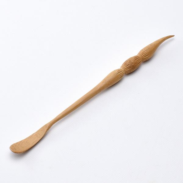 茶匙の反対側が茶針になった兼用茶道具。柔らかい曲線の彫刻。