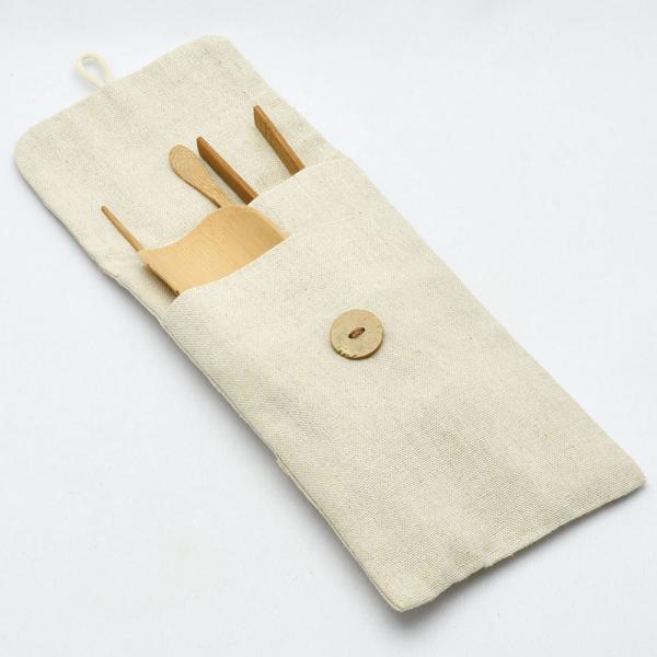 茶荷、茶匙、茶針、茶挟の4点セットに収納袋がついています。