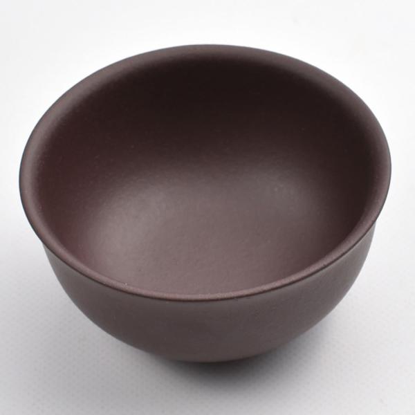 紫砂で作られた濃い色で、やや幅広の品茗杯です。