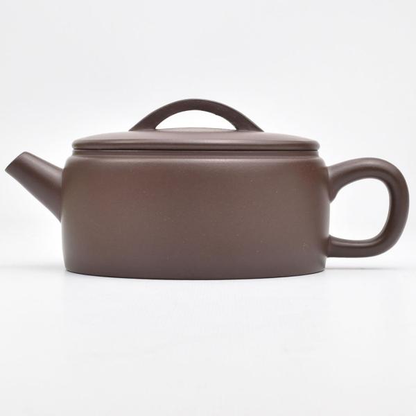 寸胴な形で茶葉の出し入れがしやすい形の紫砂の茶壺です。