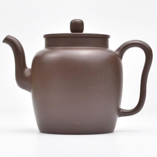 注ぎ口や持ち手まで繊細な軽やかさがある紫砂の茶壺です。