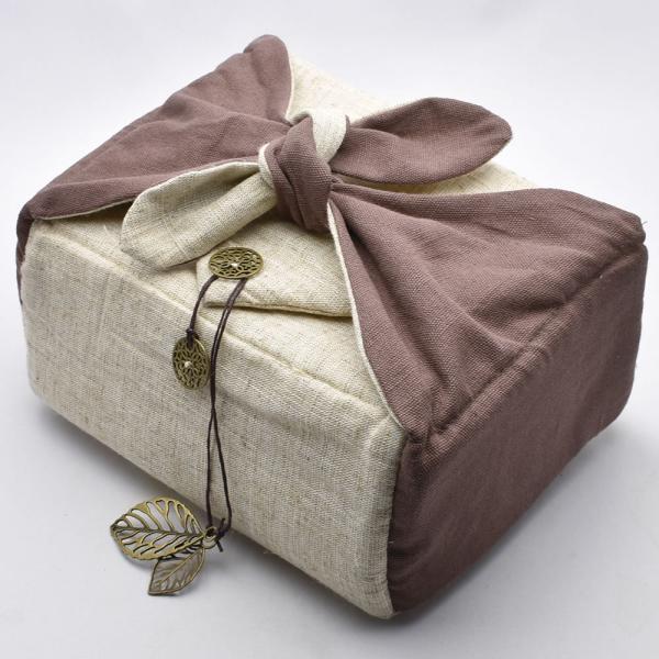 茶器の持ち運びや保管に、クッション性のある布製バッグ。浅褐色。