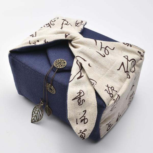 茶器の持ち運びや保管に、クッション性のある布製バッグ。書法紋。