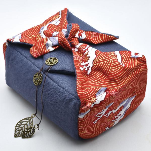 茶器の持ち運びや保管に、クッション性のある布製バッグ。紅海浪。