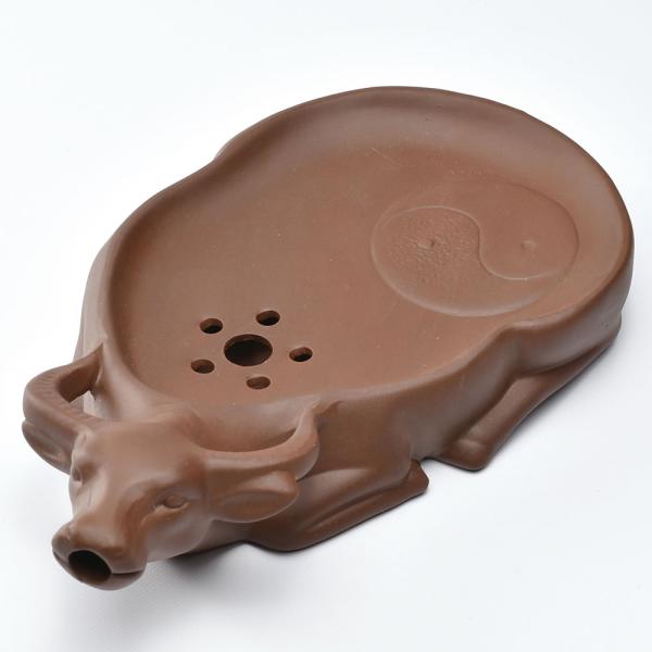 力強い牛と太極の図案の水が貯まるタイプの紫砂風茶盤。