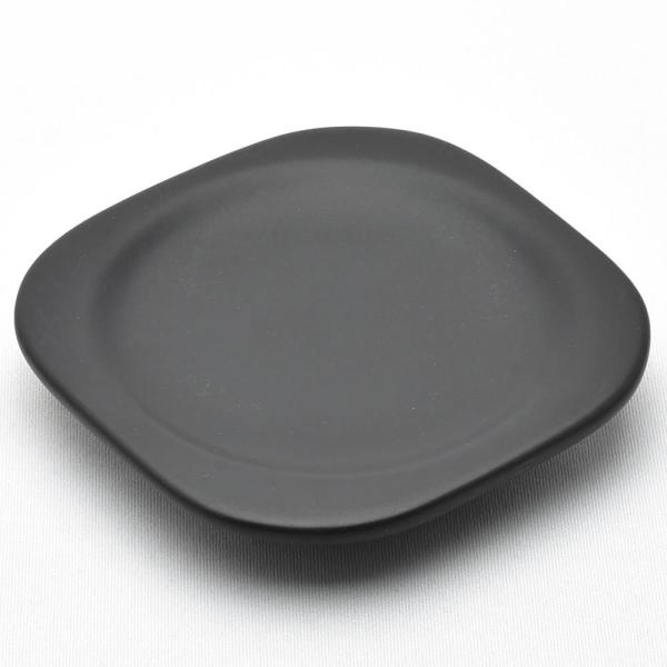 光沢を押さえたマットな黒が現代的な磁器の茶托。