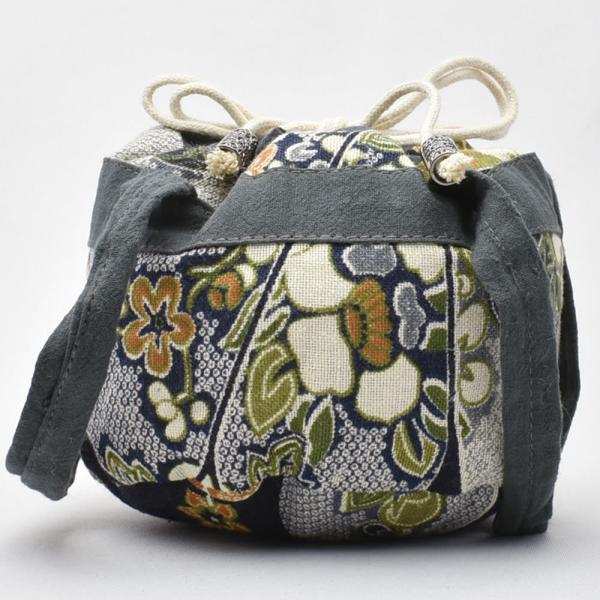 蓋碗や快客杯の収納に便利な布袋です。青色ベースの花模様。