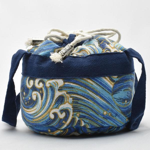 蓋碗や快客杯の収納に便利な布袋です。赤色ベースの波模様。