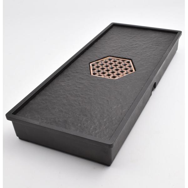 真ん中の銅の金具をアクセントとして石のような茶盤。