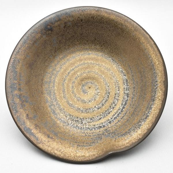 底部に螺旋状の紋が見える流金釉の壺承。茶壺を置く受け皿です。