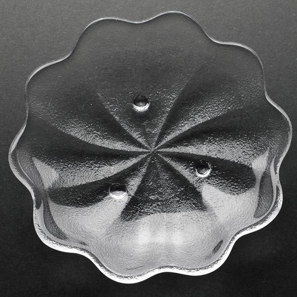 蓮の葉の形をイメージした透明ガラスの茶托です。