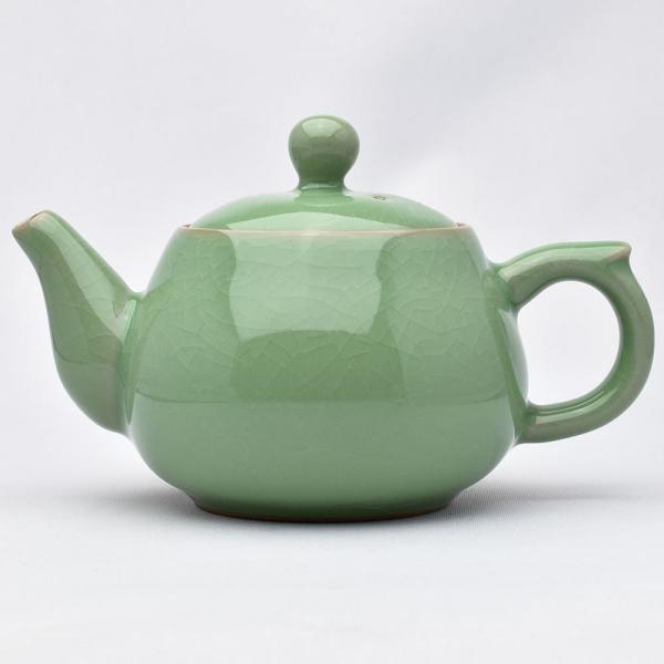 丸みを帯びたバランスの良い形の茶壺。兄窯梅子青の龍泉青磁。