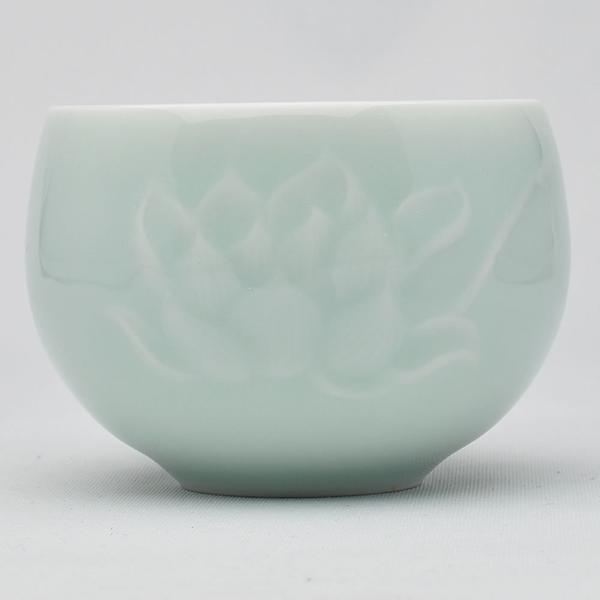 蓮の花の起伏が釉薬の濃淡で浮かび上がる少し大きめの品茗杯。