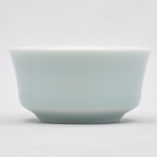 口が反った形できりっとした印象の弟窯粉青の品茗杯です。
