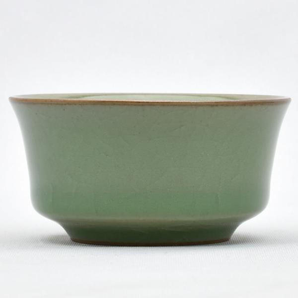 口が反った形できりっとした印象の哥窯梅子青の品茗杯です。