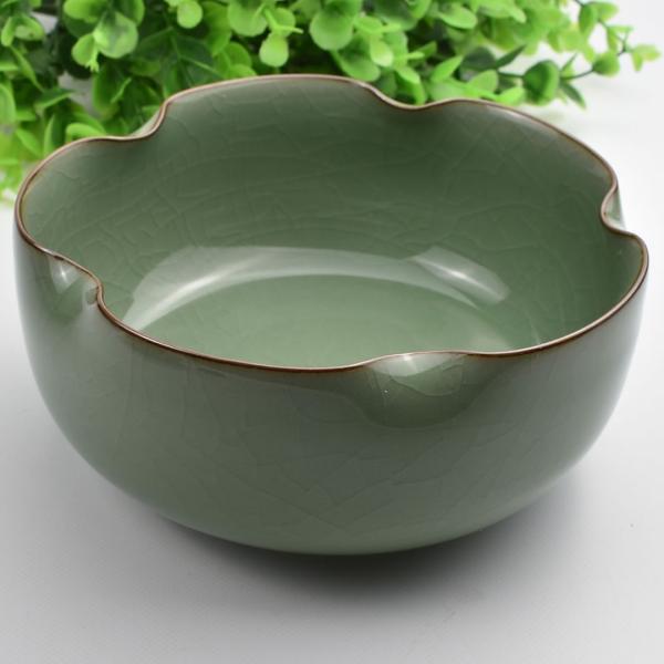 黄漢弟さん作の波打たせた輪郭が印象的な哥窯梅子青の茶洗です。