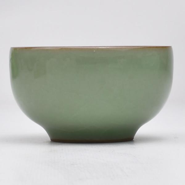 小さくスタンダードな形、貫入がある緑色の品茗杯。