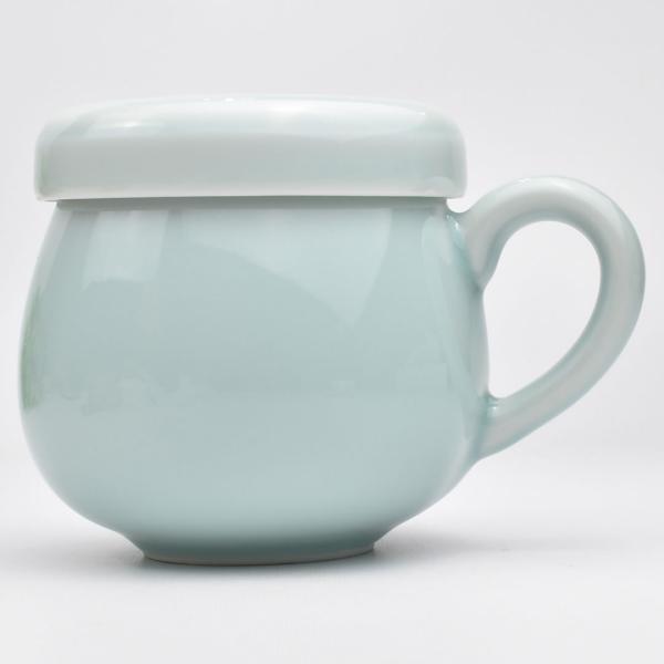 薄い水色の茶漉し付きマグカップ。厚手でしっかりした重さ。